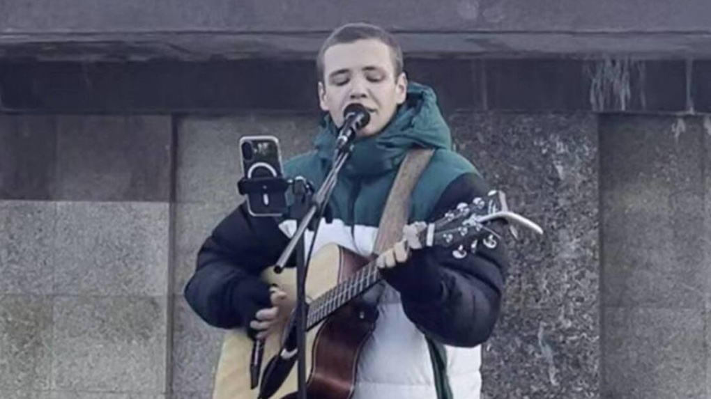 Уличного музыканта задержали за исполнение песен Монеточки и Noize MC ...