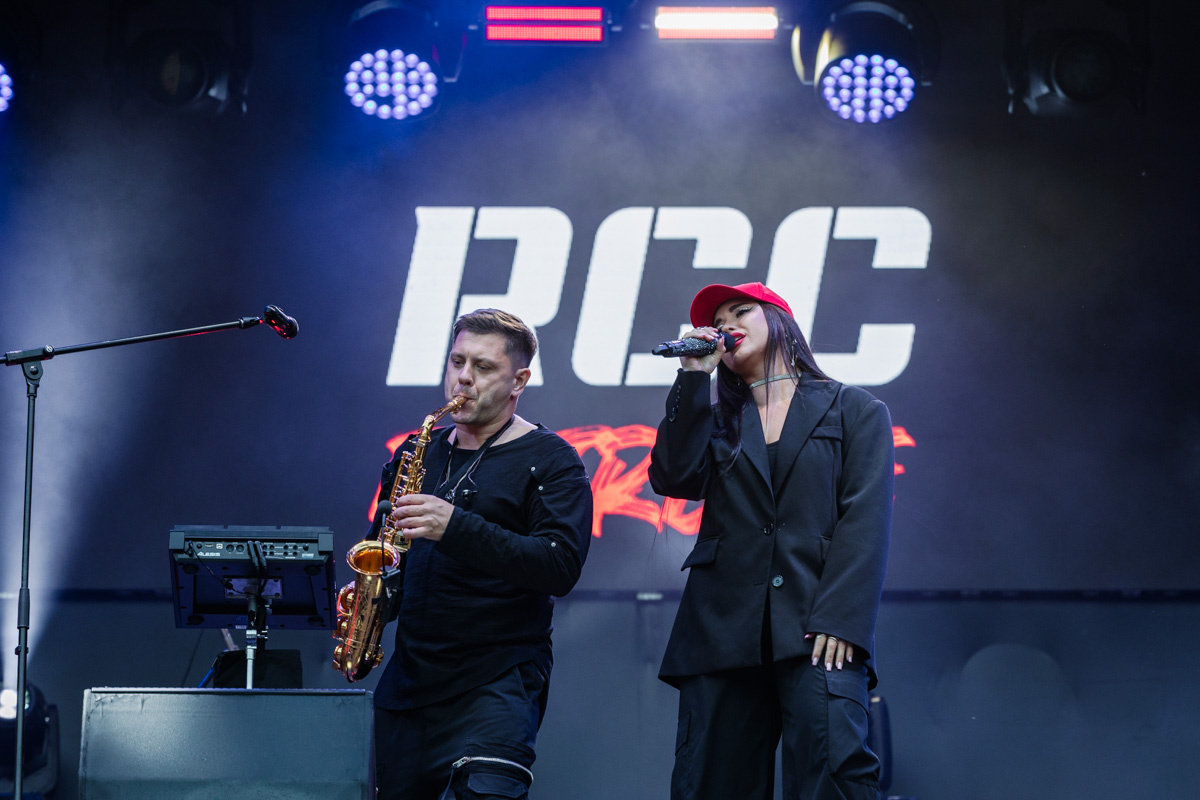 На Дне города выступили Slava Marlow и барабанщик Emil Vergo ...