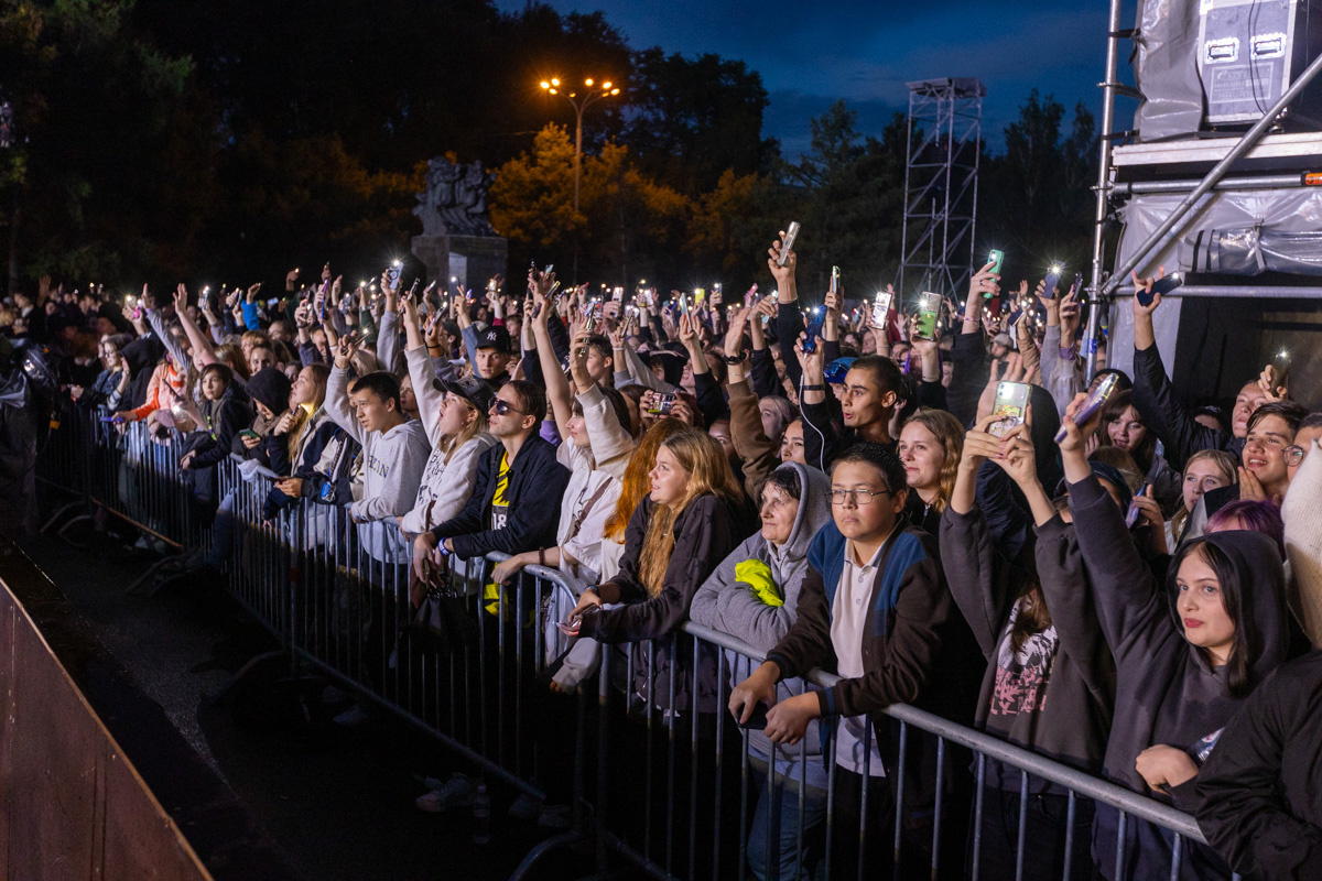 На Дне города выступили Slava Marlow и барабанщик Emil Vergo ...